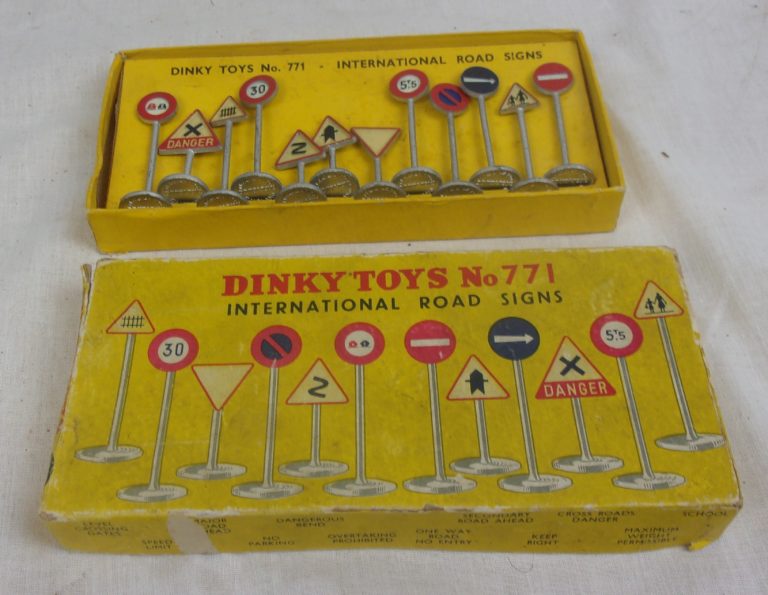 Dinky Toys No 771 International Road Signs - Sally Antiques