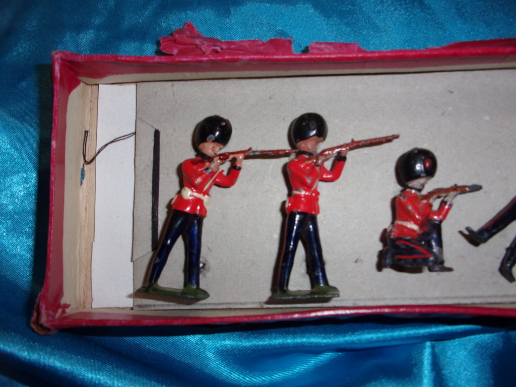 Britains Toy Soldiers Set 120 Coldstream Guards Kneeling Original ...