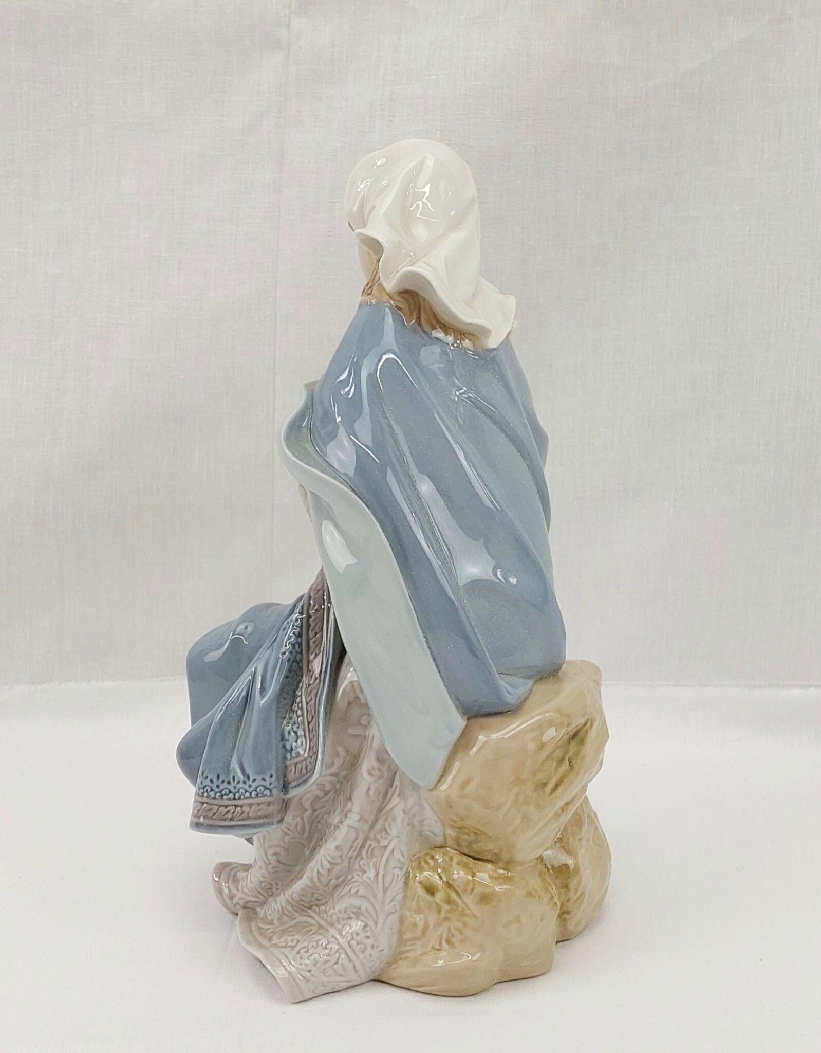 Lladro Figurine No. 1387 – Virgin Mary - Sally Antiques