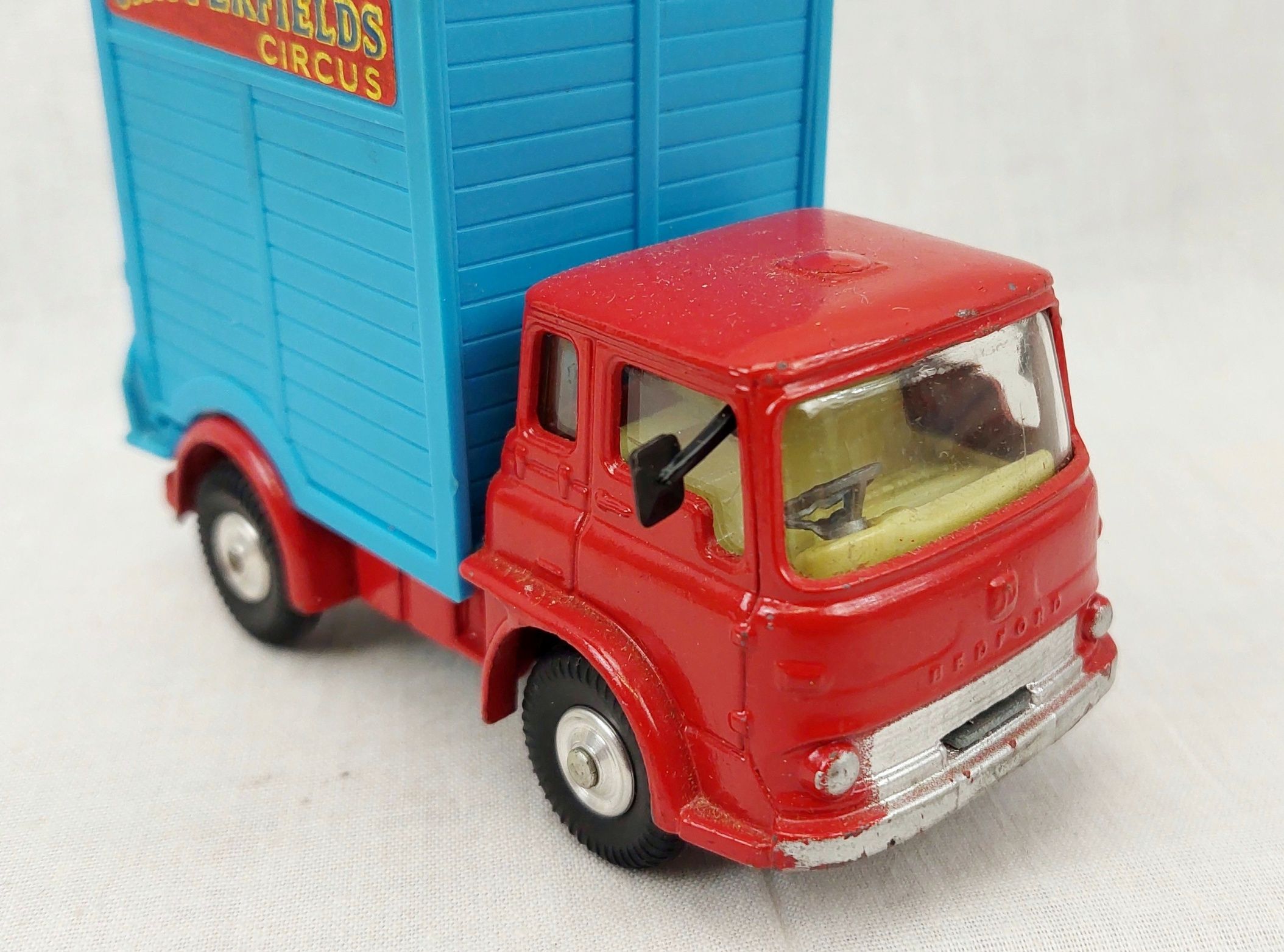 Corgi Toys 503 Chipperfields Bedford Tractor Unit With Giraffes - Sally ...